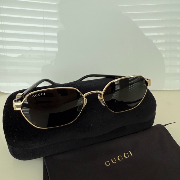 Gucci | Accessories | Gucci Gg593s Gold Frame Sunglasses With Black ...